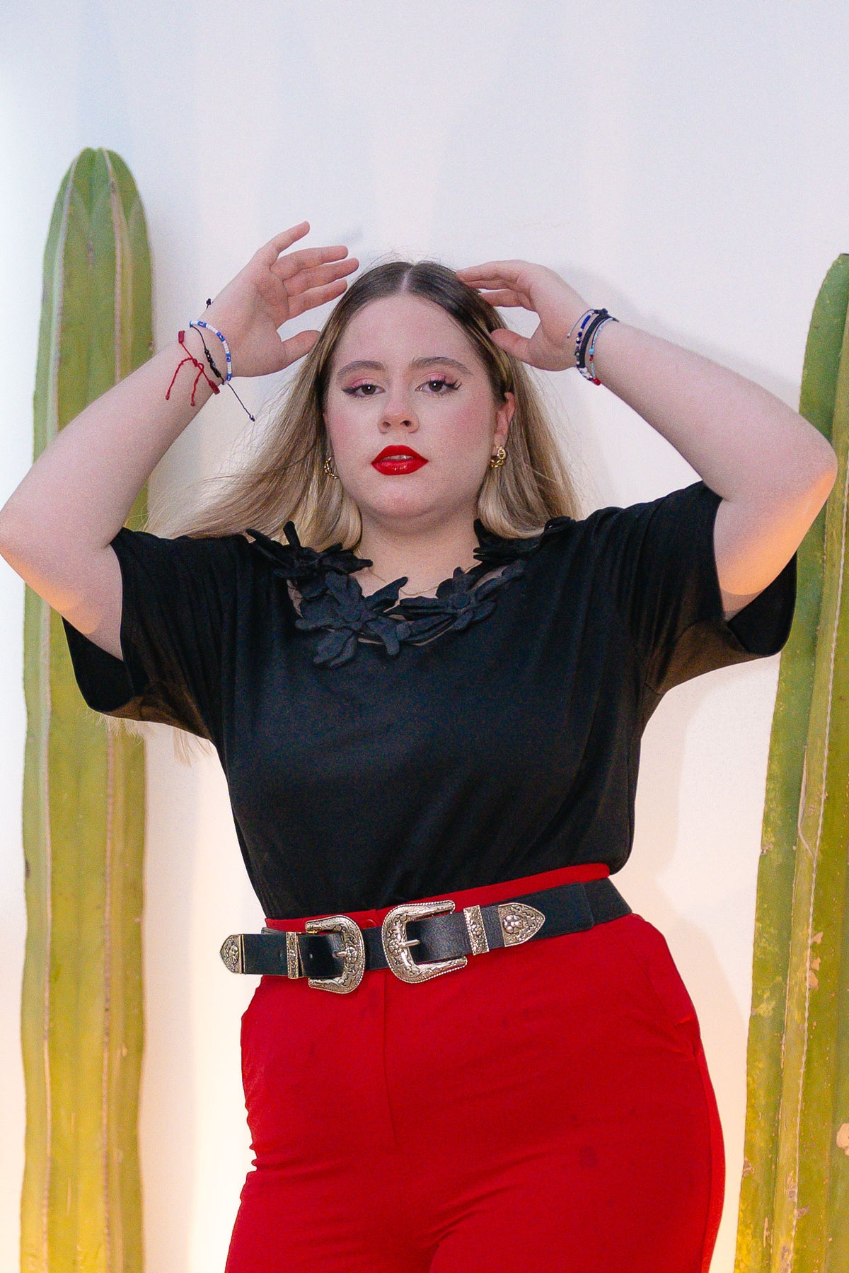 PLAYERA CON FLOR EN CUELLO – COLETTE CURVE