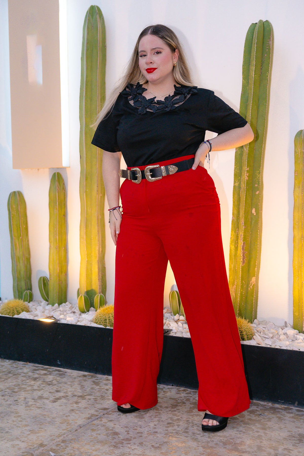 PLAYERA CON FLOR EN CUELLO – COLETTE CURVE