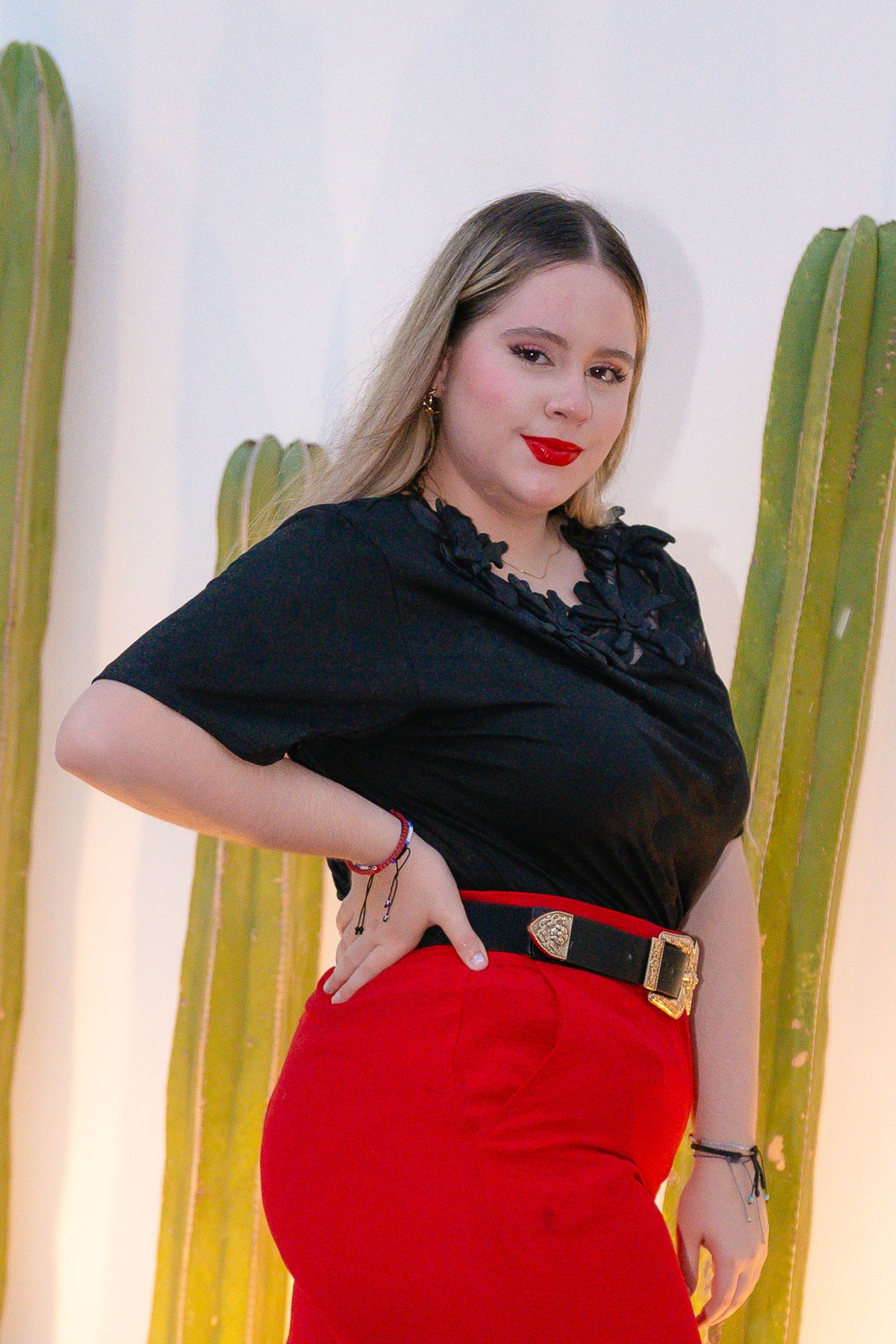 PLAYERA CON FLOR EN CUELLO – COLETTE CURVE